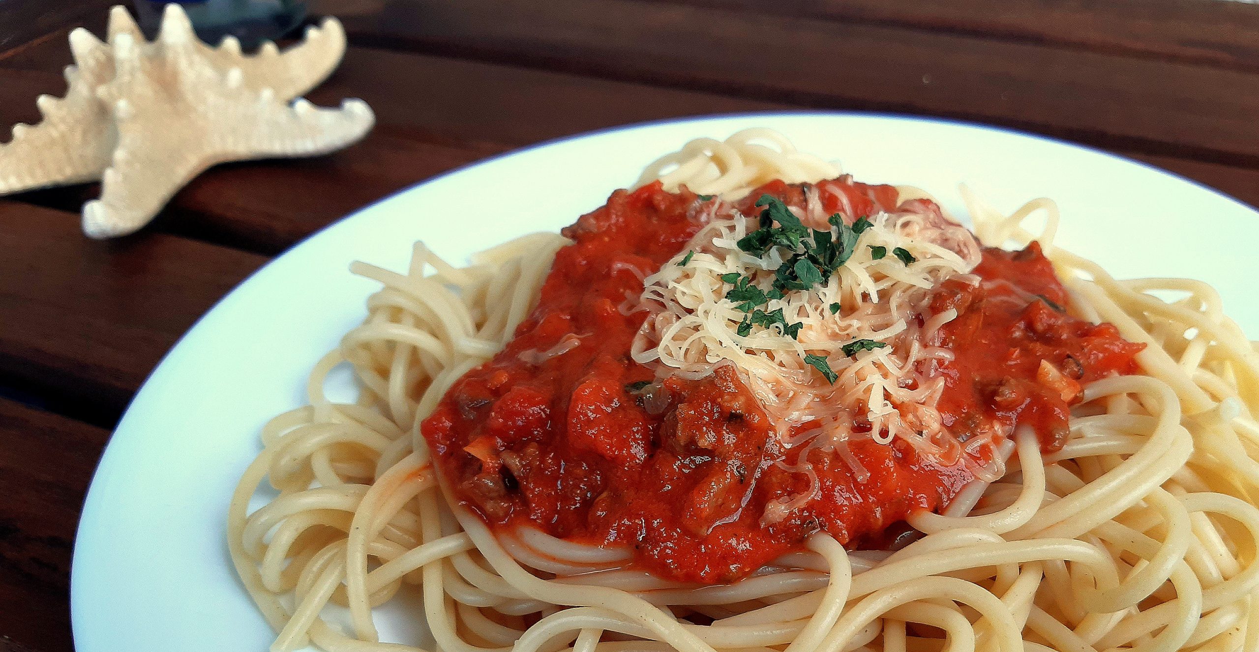 Domowe spaghetti z sosem bolognese. Przepis - Biała Nić